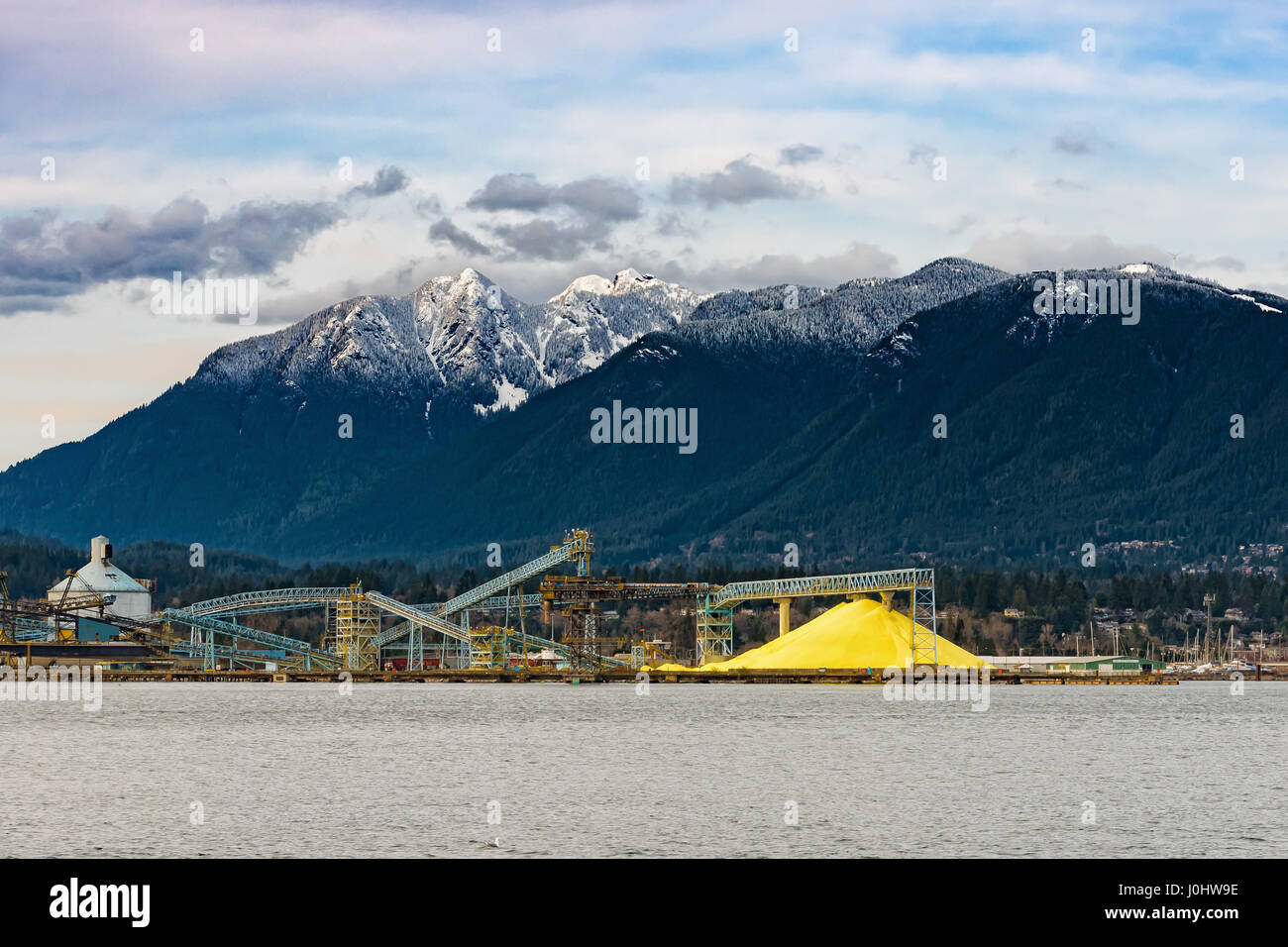 North shore mountains vancouver hi-res stock photography and images - Alamy