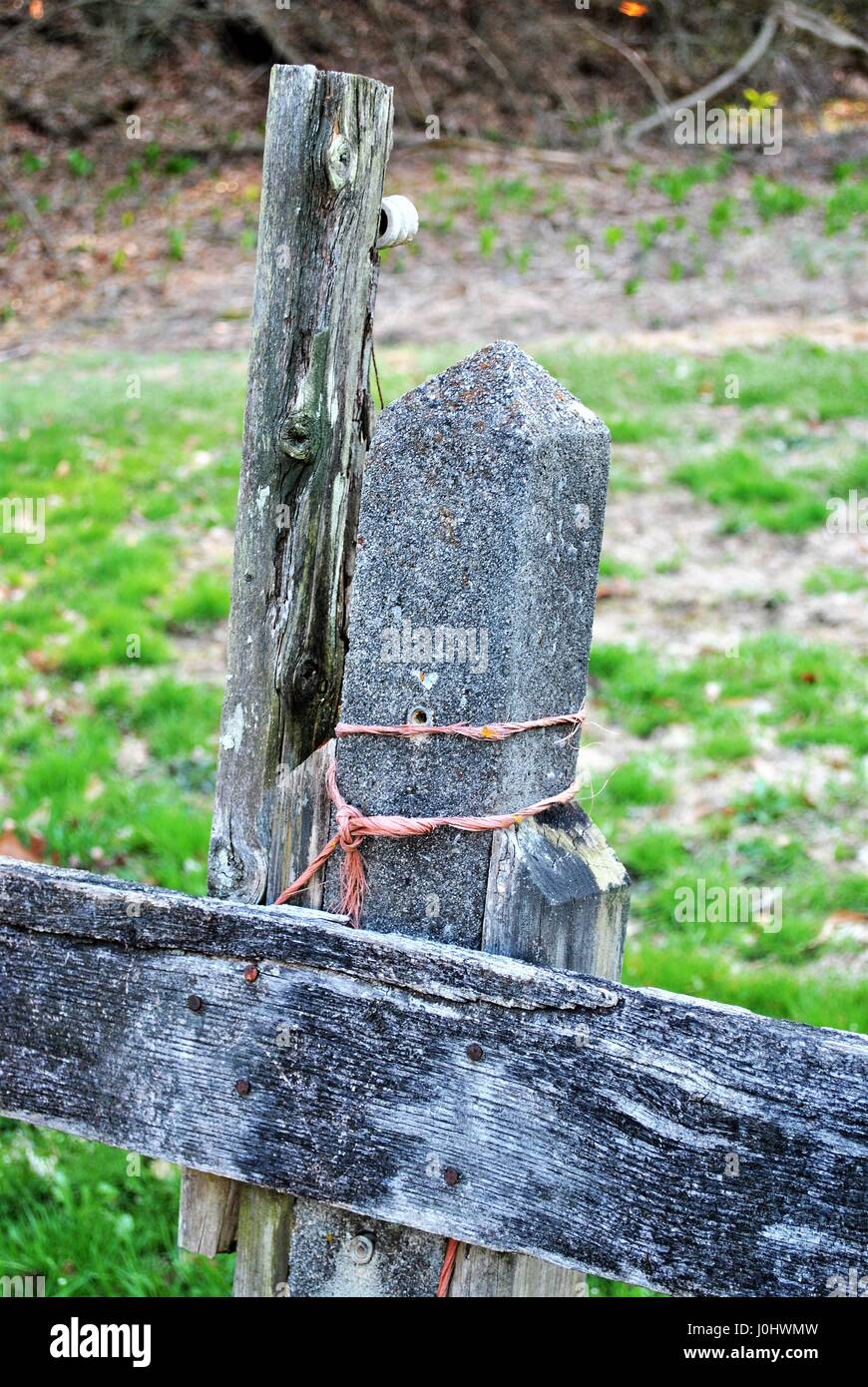 Rope and post fence hi-res stock photography and images - Alamy