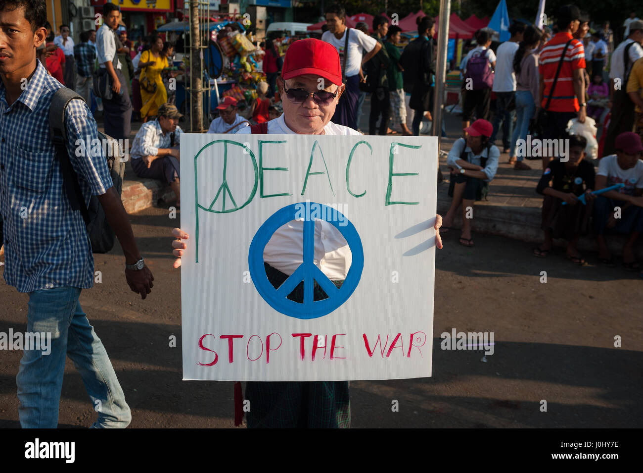 Peace symbol at demonstrations hi-res stock photography and images - Alamy
