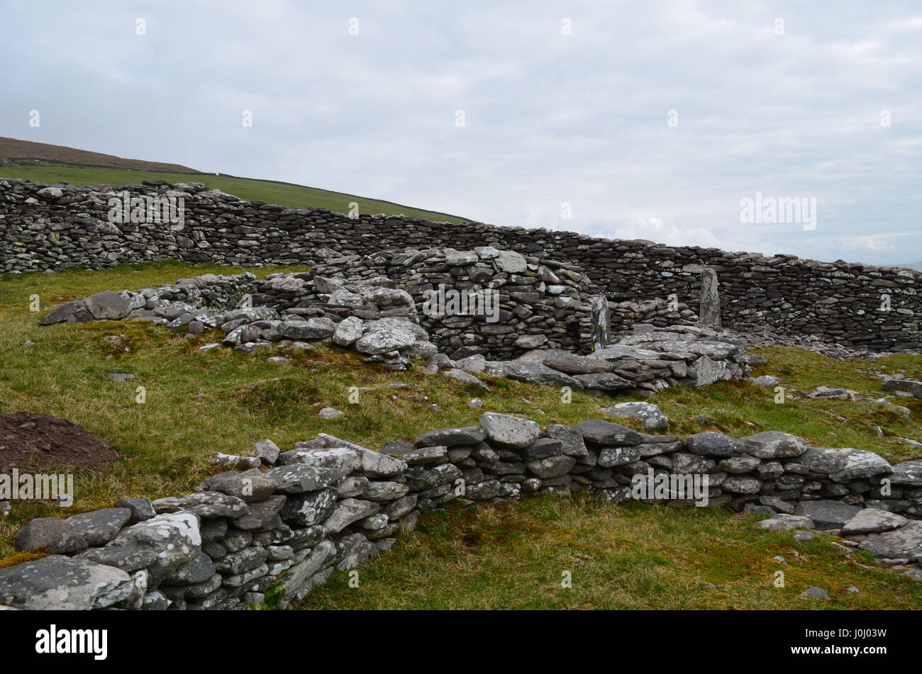 Ancient beehive stone hut hi-res stock photography and images - Alamy