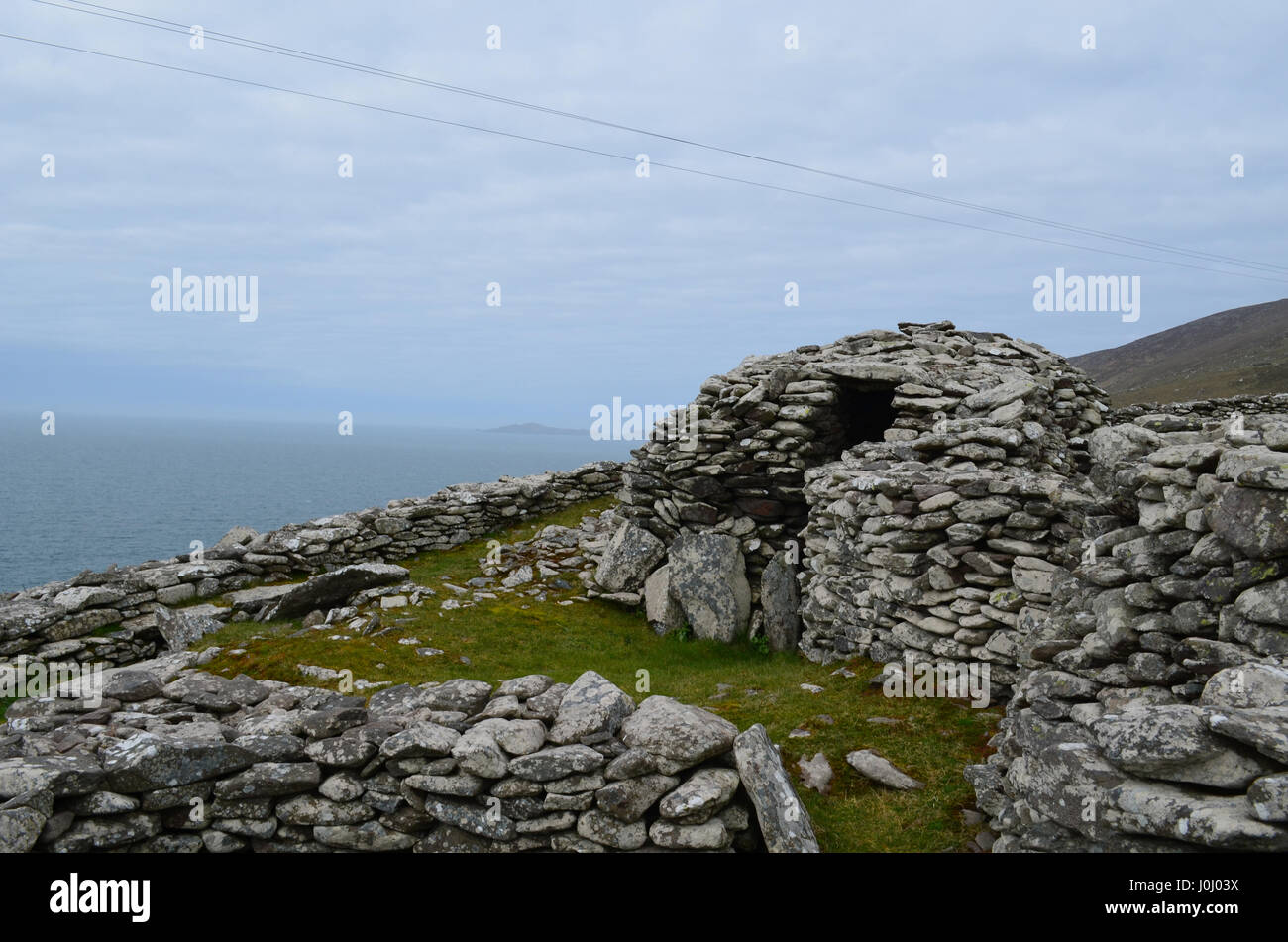 Stone ruins of the Clochan beehive huts in Ireland Stock Photo - Alamy