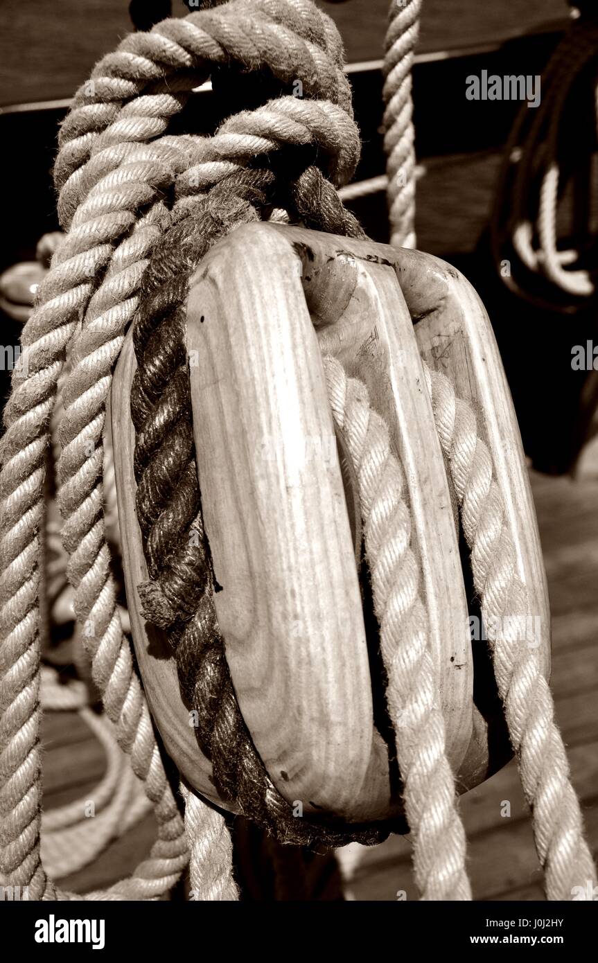 Block and tackle hi-res stock photography and images - Alamy