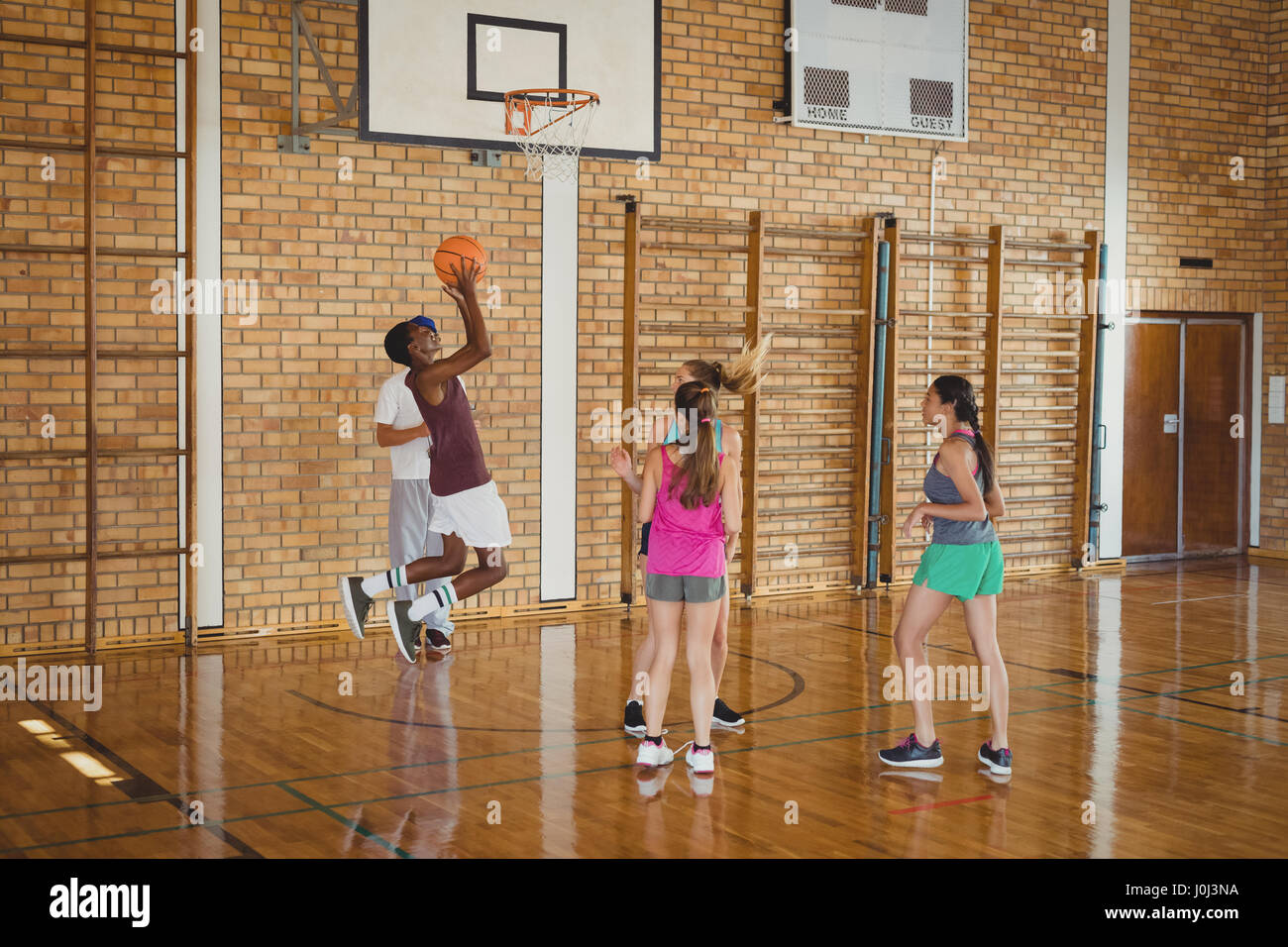 School team playing basketball hi-res stock photography and images - Alamy