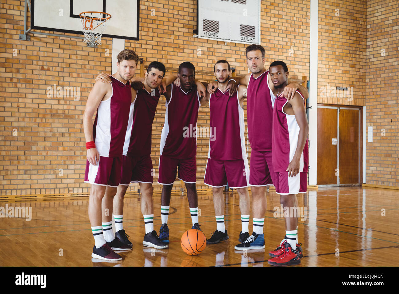 Arm around basketball team hi-res stock photography and images - Alamy