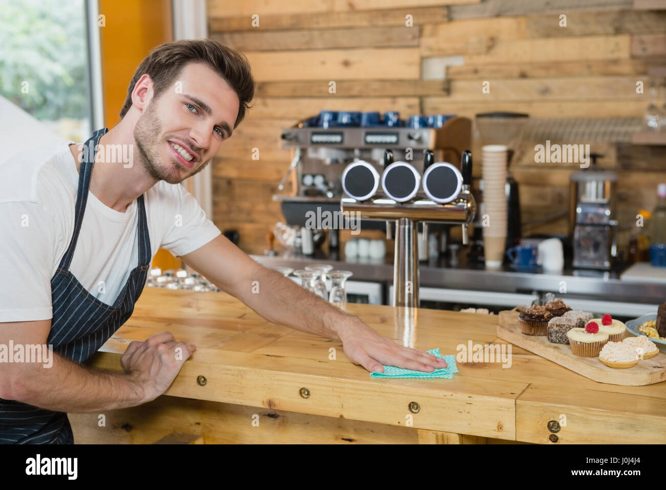 Waiter cleaning table hi-res stock photography and images - Alamy