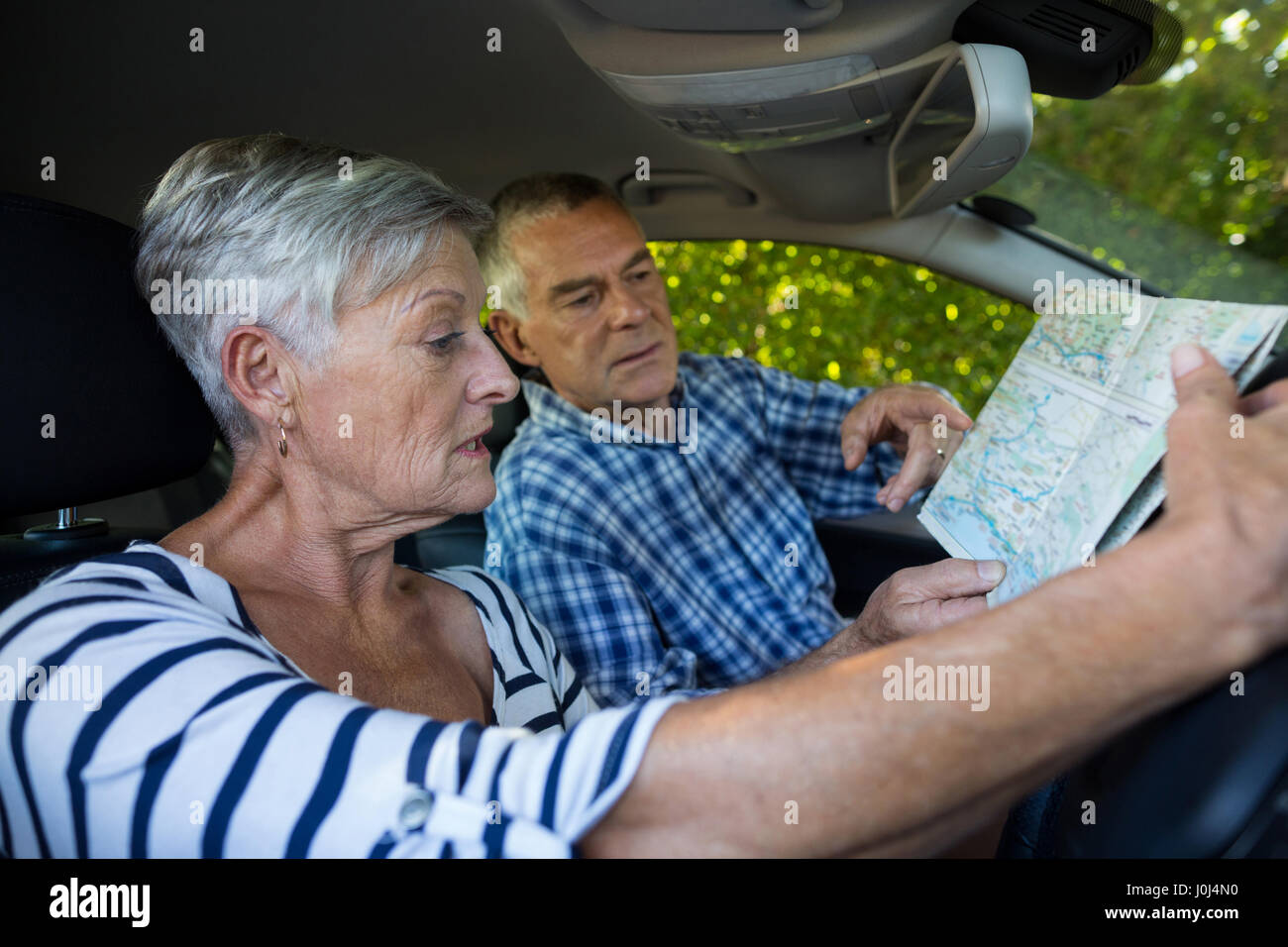 Paper map reading hi-res stock photography and images - Alamy