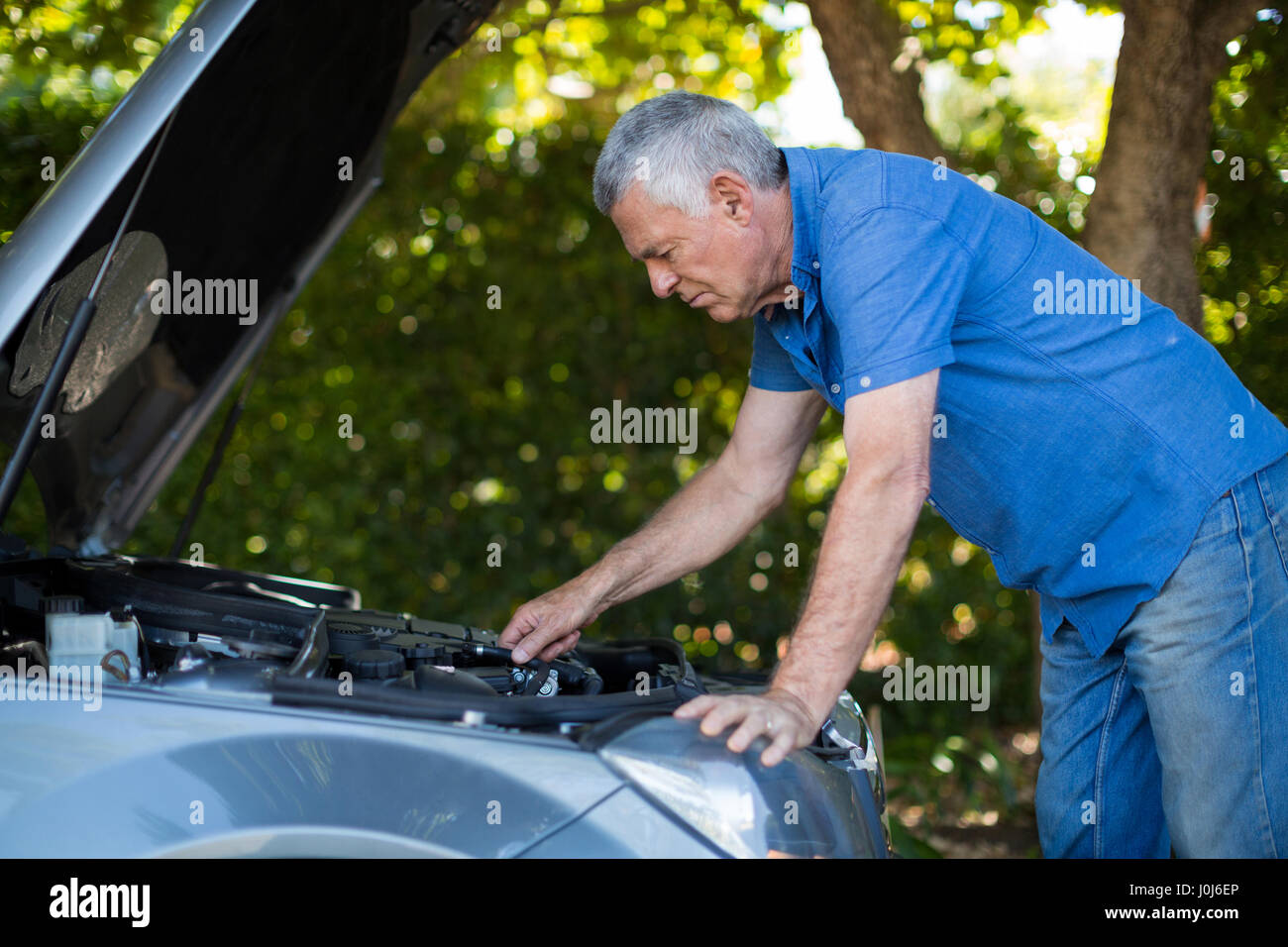 Car breakdown hood open man hi-res stock photography and images - Alamy