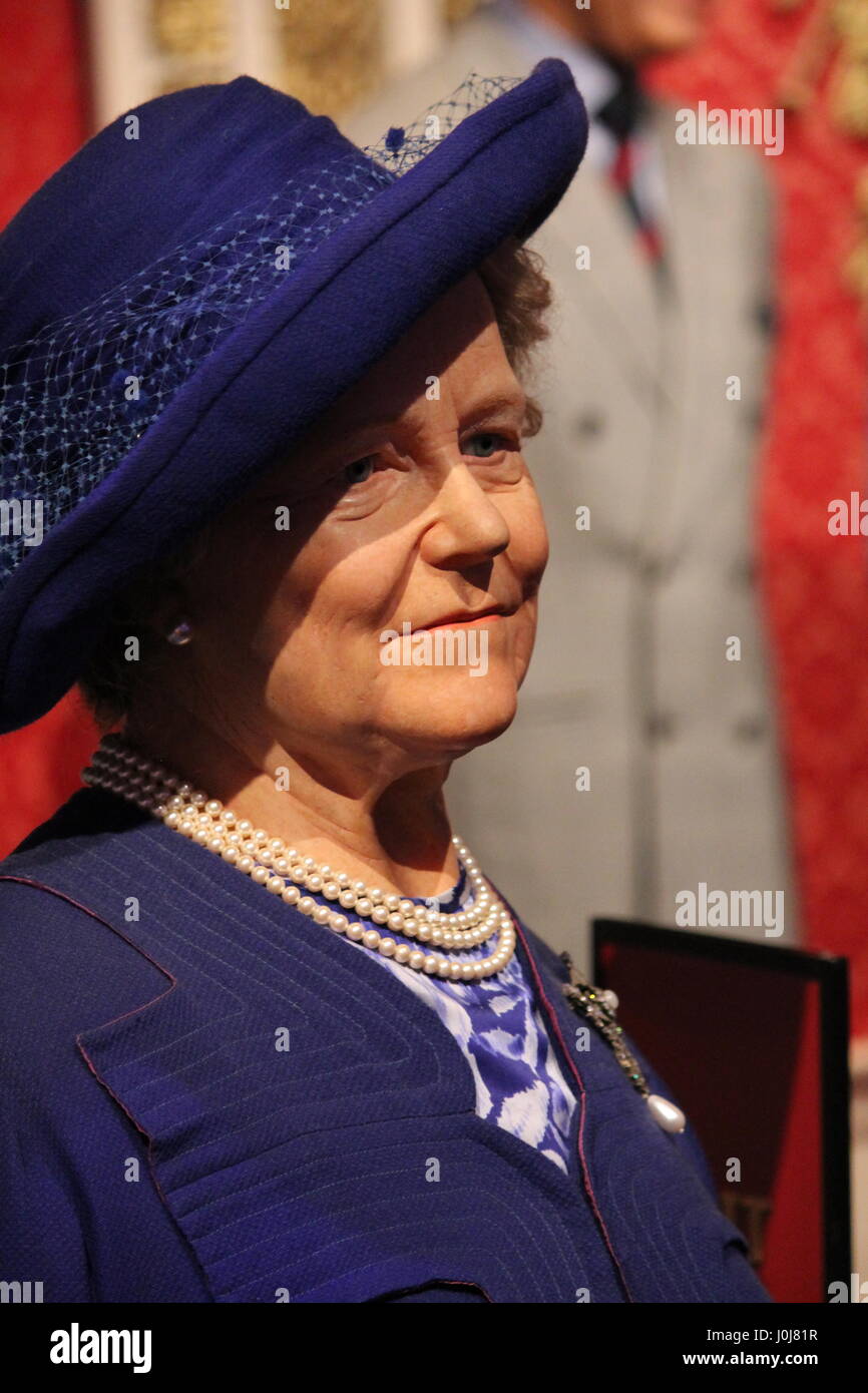 Statue of queen elizabeth the queen mother hi-res stock photography and ...