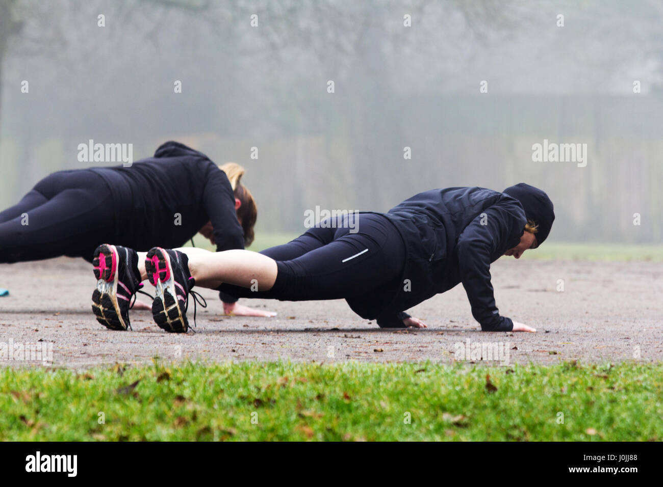 People doing keep fit exercise in the park Stock Photo - Alamy