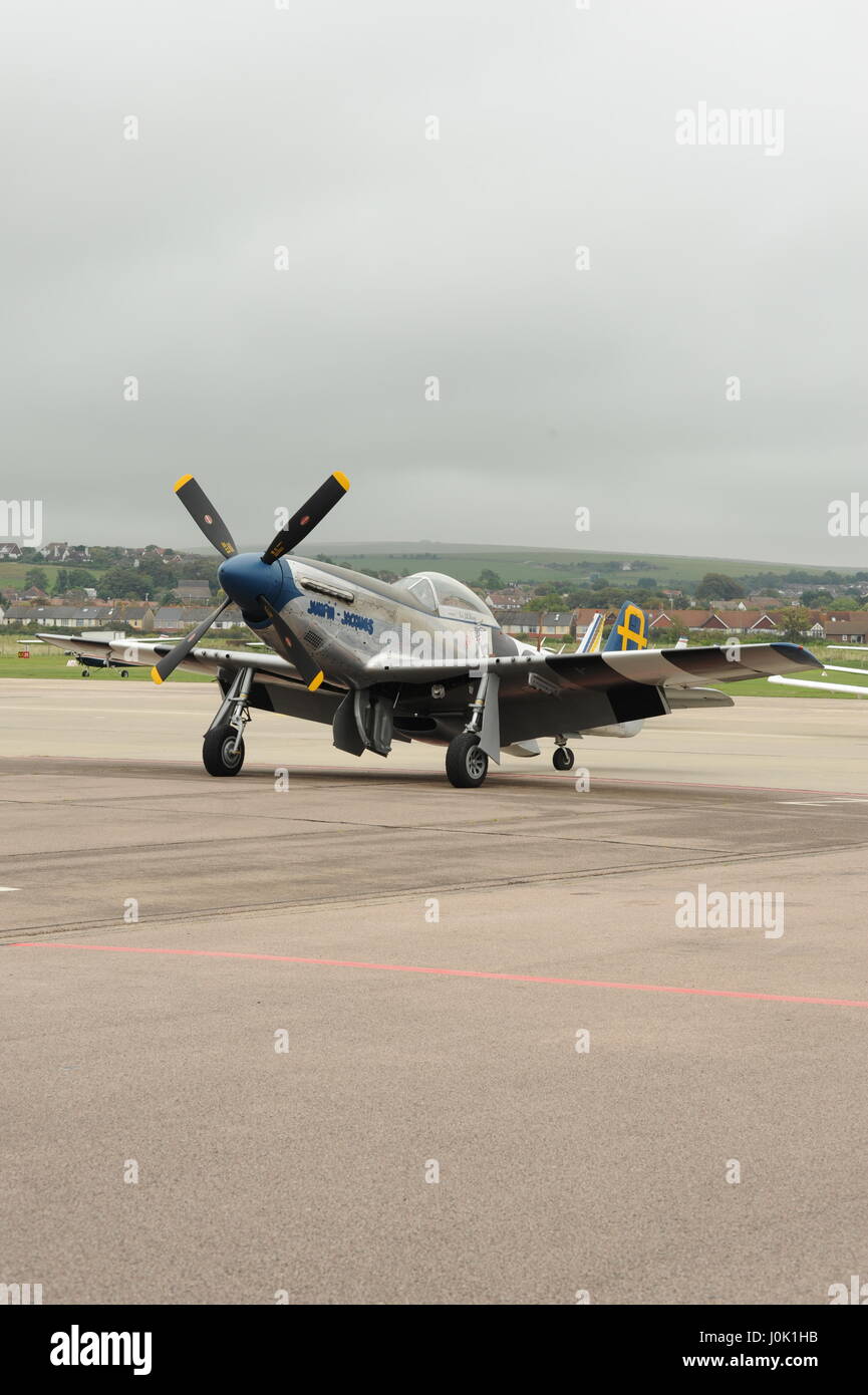 World war 2 Mustang on runway Stock Photo - Alamy