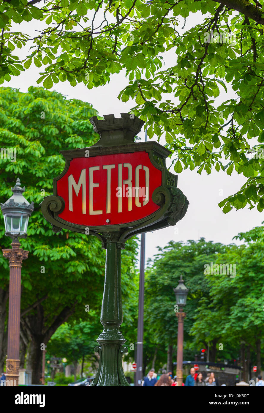 Paris underground sign hi-res stock photography and images - Alamy