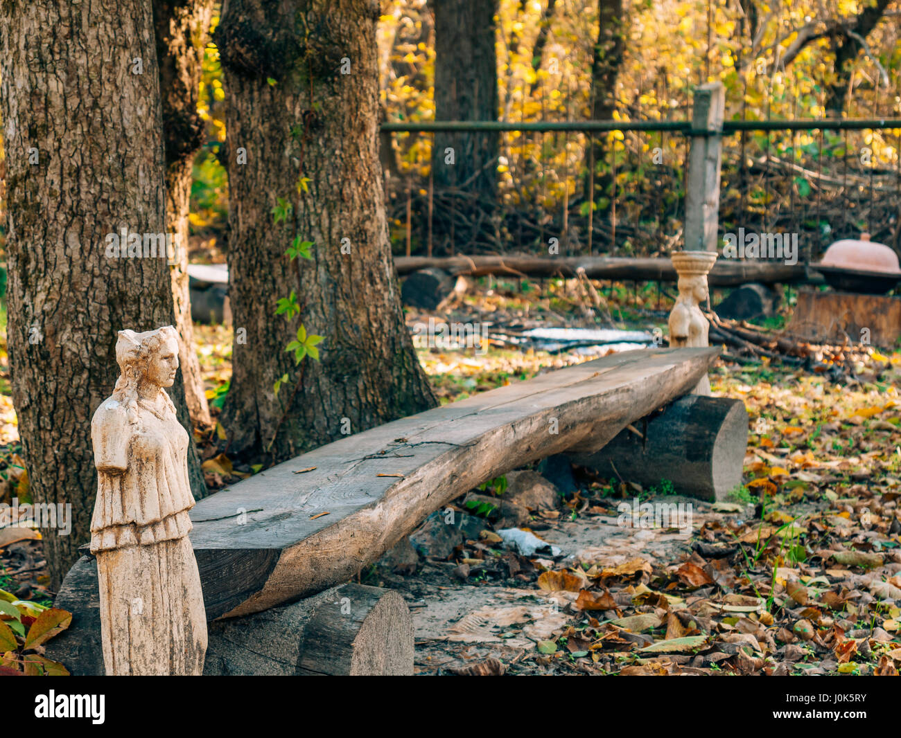 Statue woman holding child in hi-res stock photography and images - Alamy