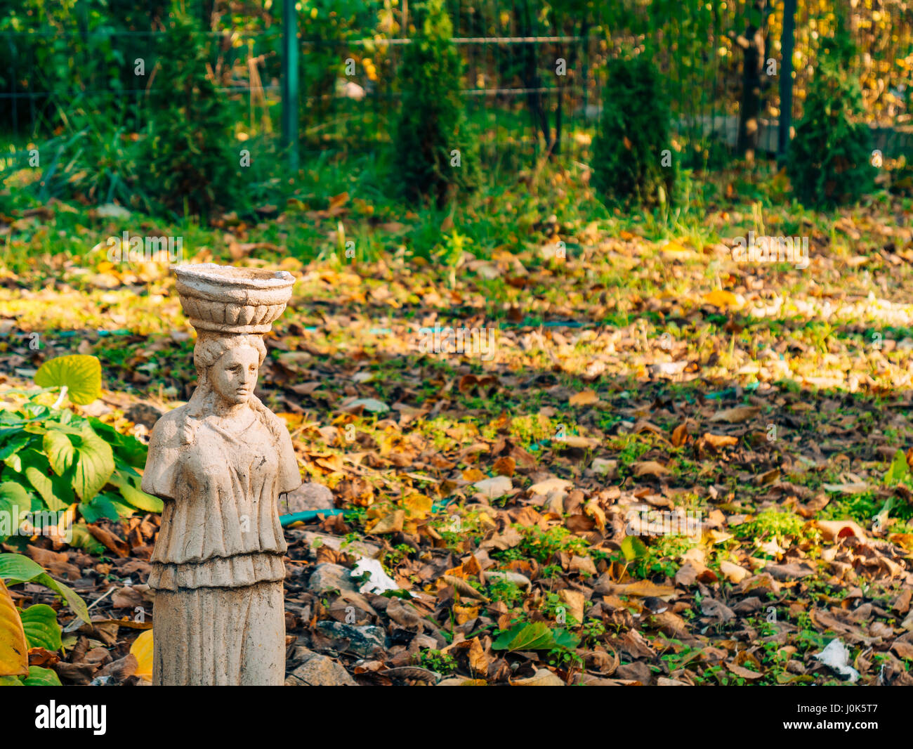 Angel statues holding hands hi-res stock photography and images - Alamy