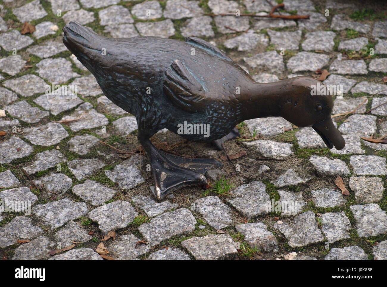 Statue duck hi-res stock photography and images - Alamy