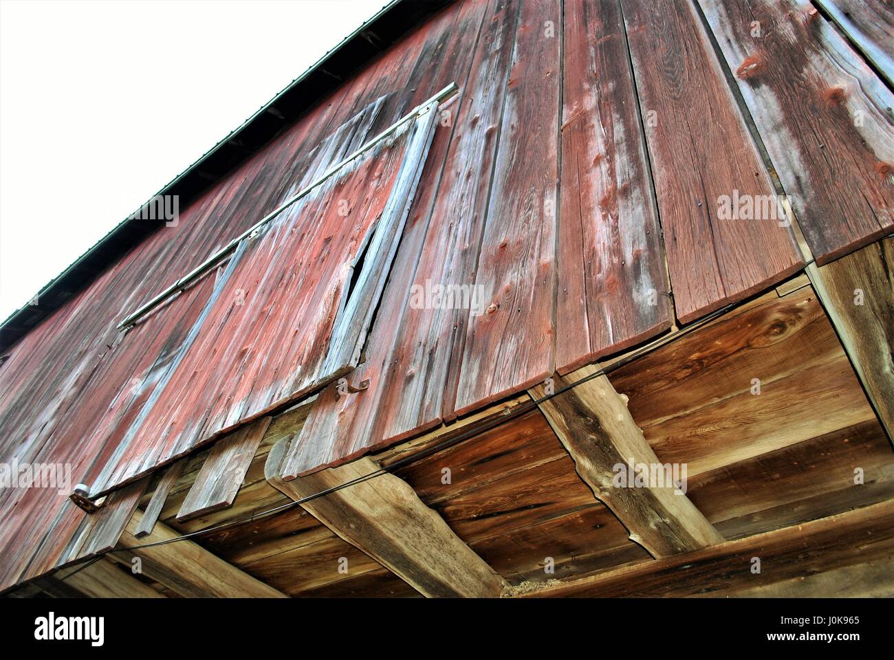 Red barn window hi-res stock photography and images - Alamy