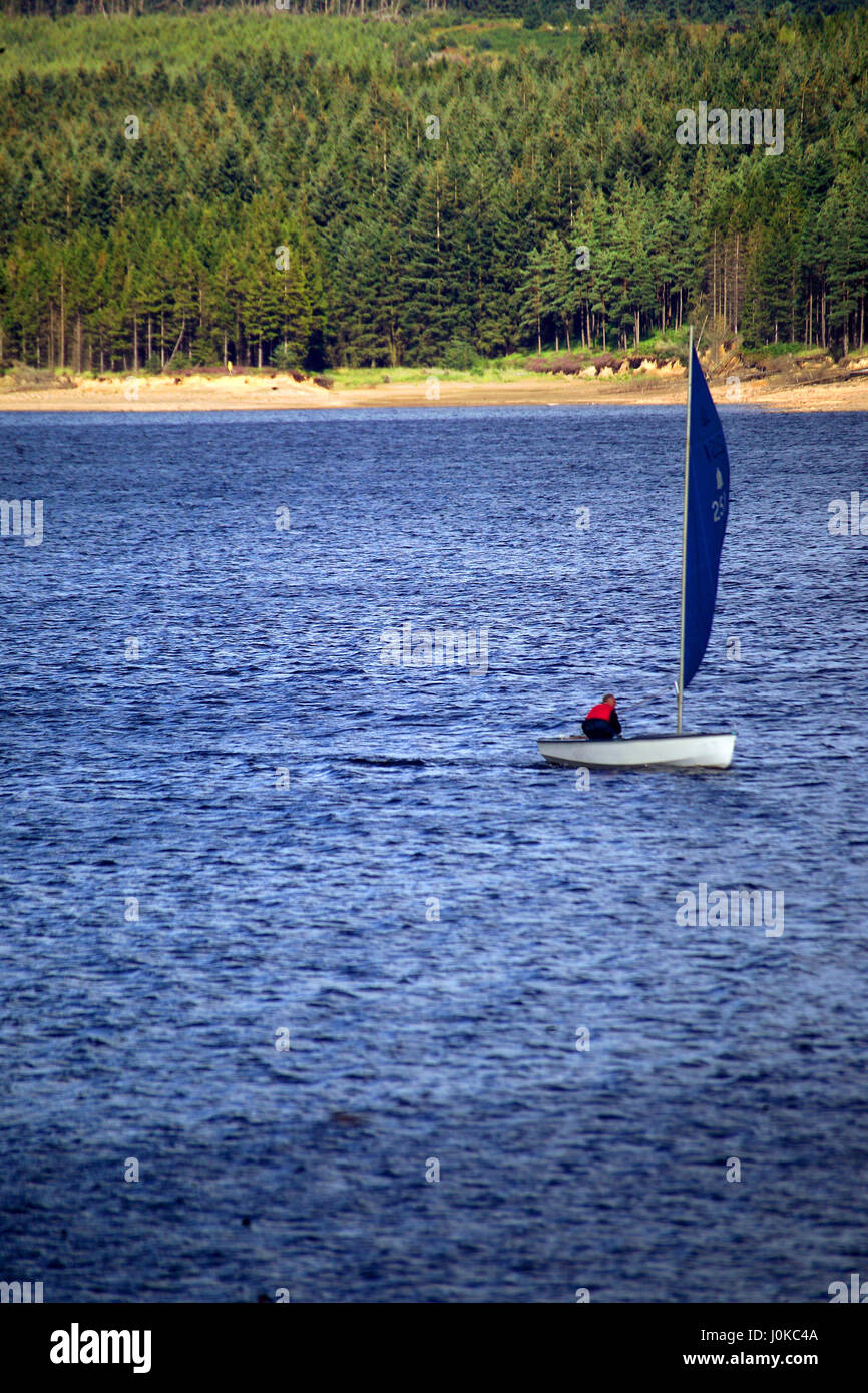 Boat sailing on Kielder Reservoir, Northumberland Stock Photo - Alamy