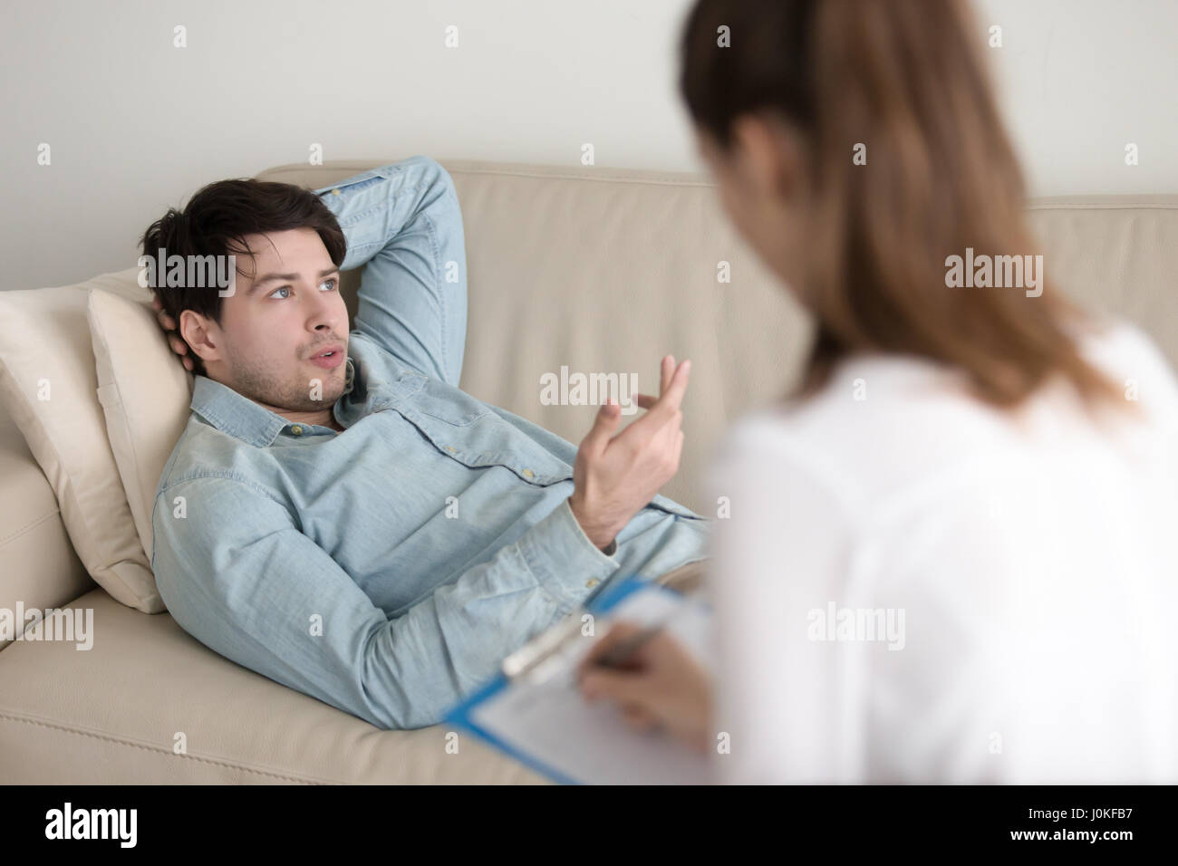 Psychiatrist and patient couch hi-res stock photography and images - Alamy