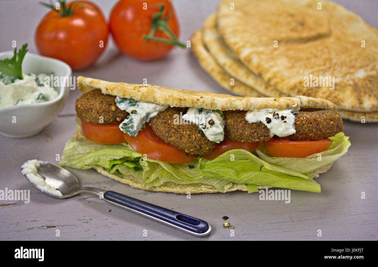 Felafel in pita bread Stock Photo - Alamy