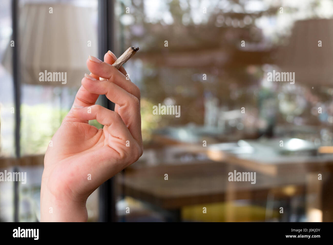 Female hand holding cigarette hi-res stock photography and images - Alamy