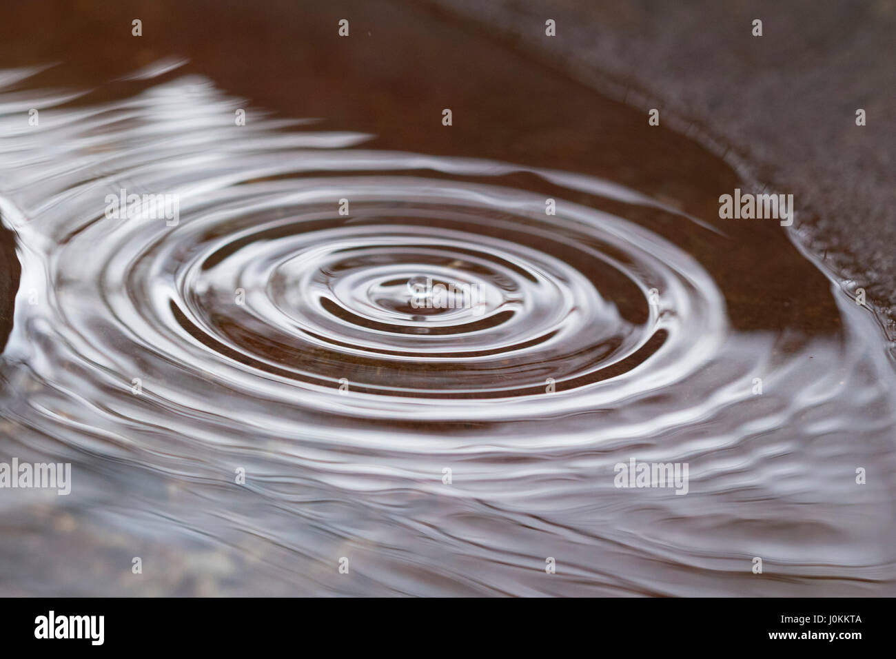 Concentric waves hi-res stock photography and images - Alamy