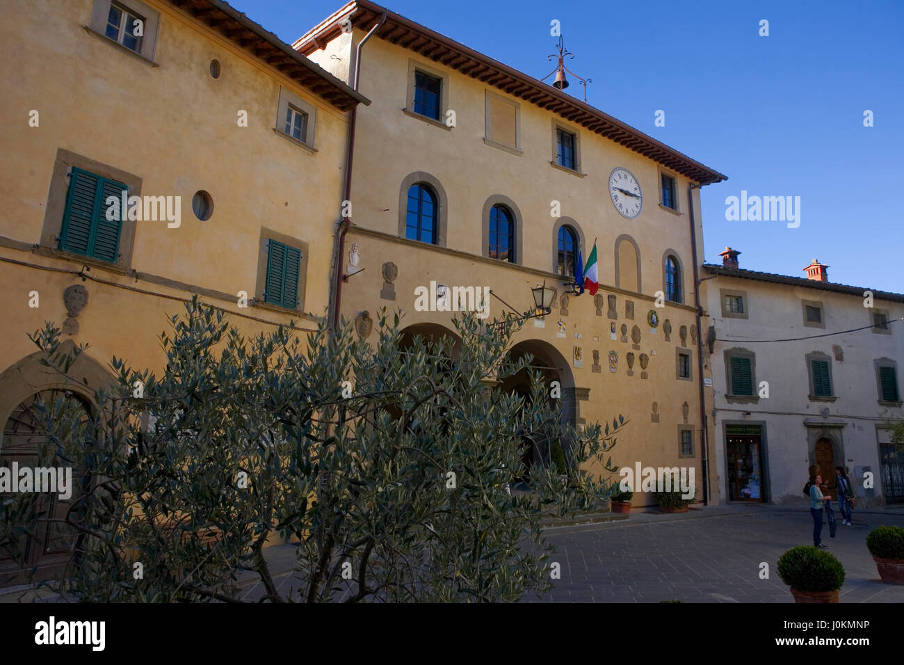 The main square, Piazza Francesco Ferrucci, Radda in Chianti, Tuscany ...