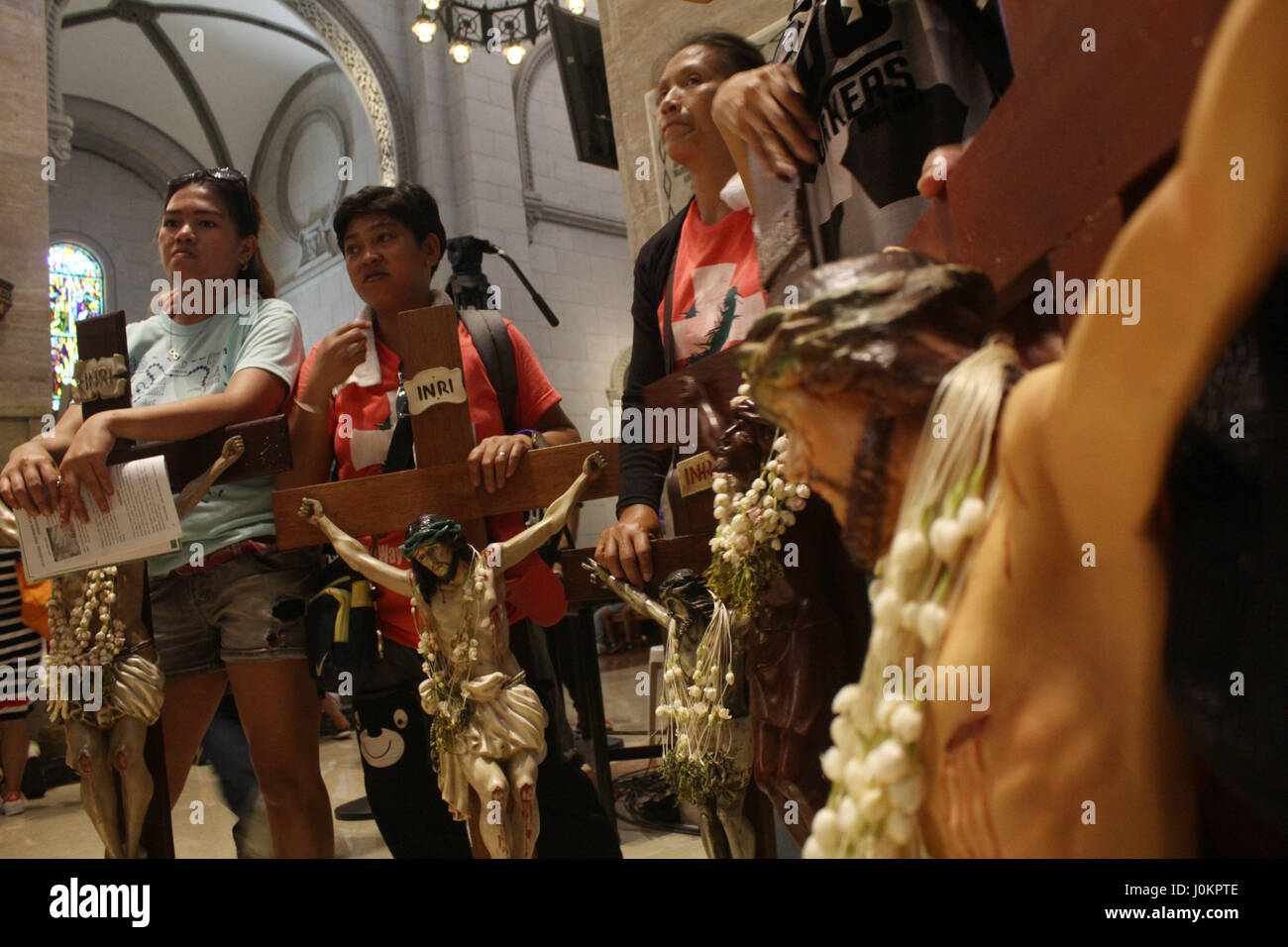 Manila, Philippines. 13th Apr, 2017. Filipino Catholics do the Stations ...