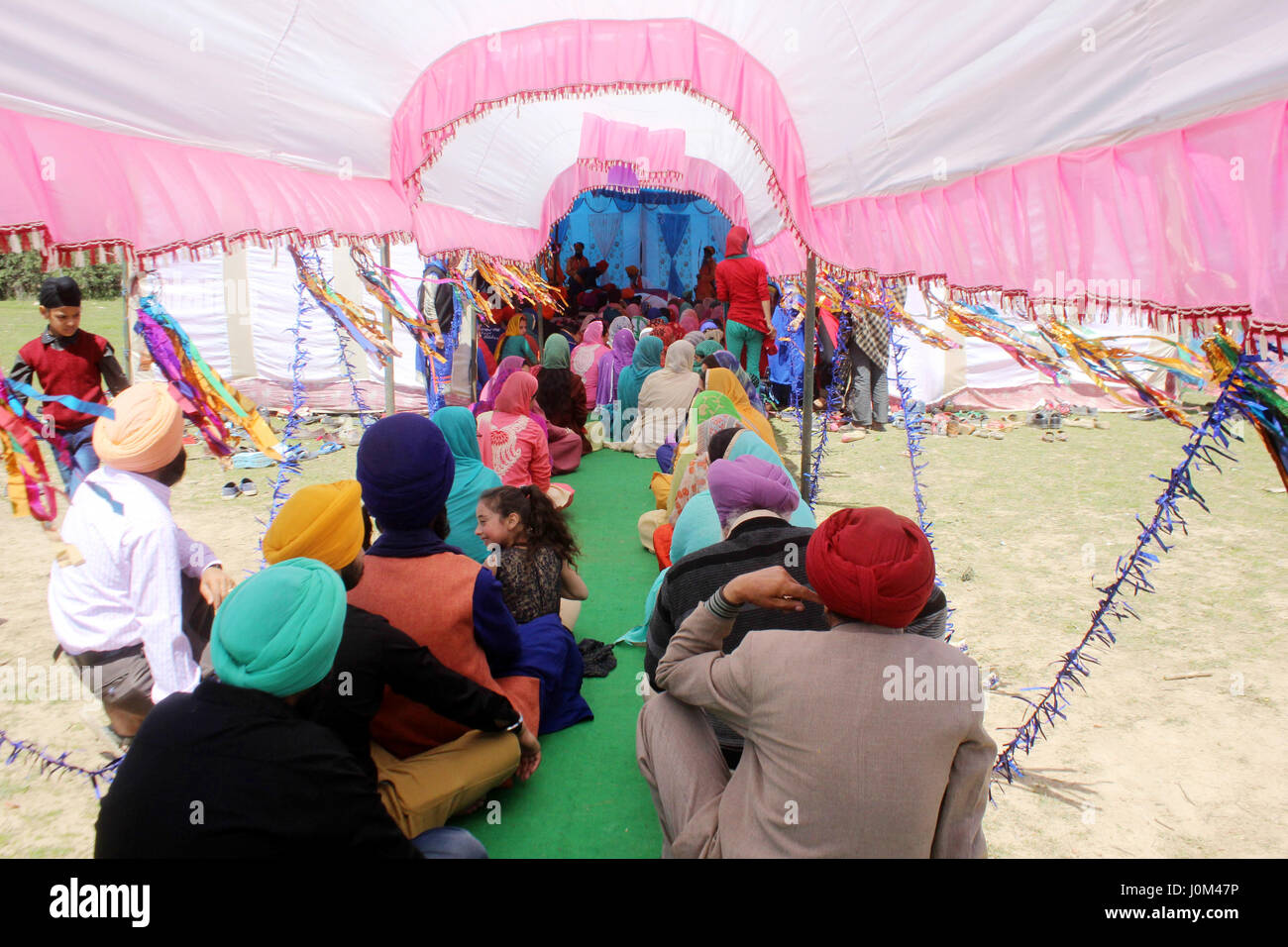 Anantnag, India. 14th Apr, 2017. Kashmiri Sikhs gather to offer prayers ...