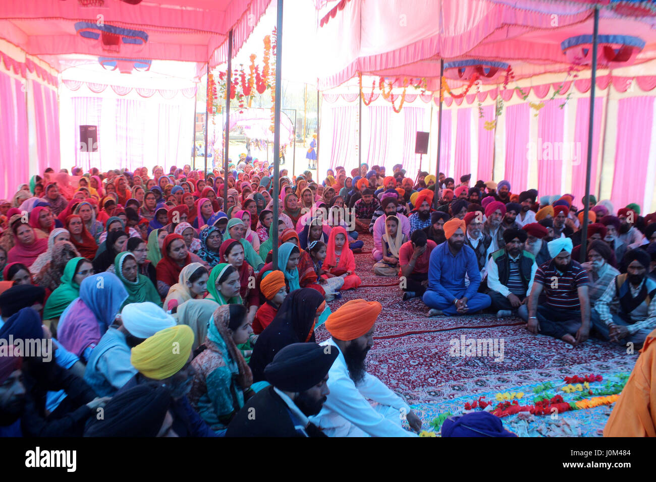 Anantnag, India. 14th Apr, 2017. Kashmiri Sikhs gather to offer prayers ...
