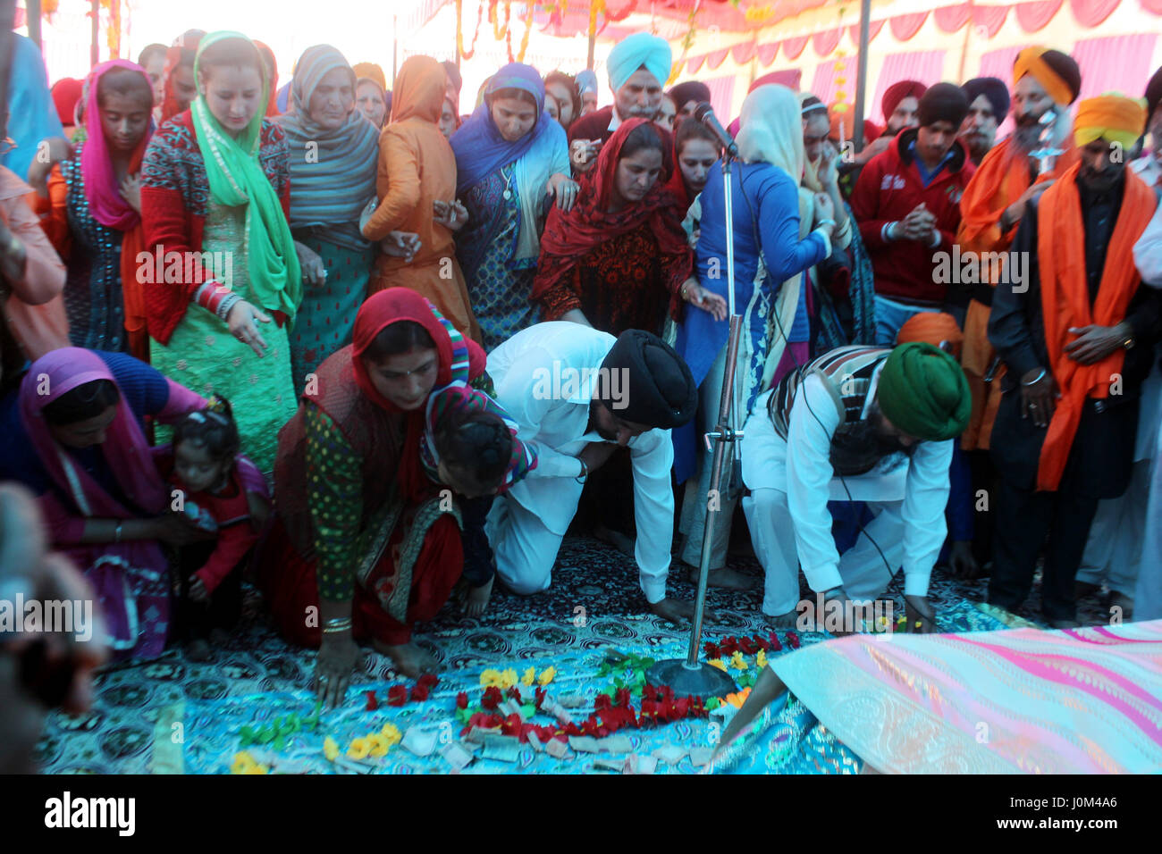 Anantnag, India. 14th Apr, 2017. Kashmiri Sikh devotees pay respects at ...