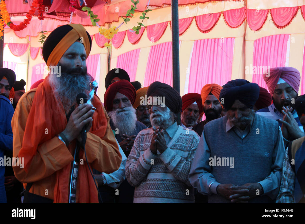 Anantnag, India. 14th Apr, 2017. Kashmiri Sikhs gather to offer prayers ...