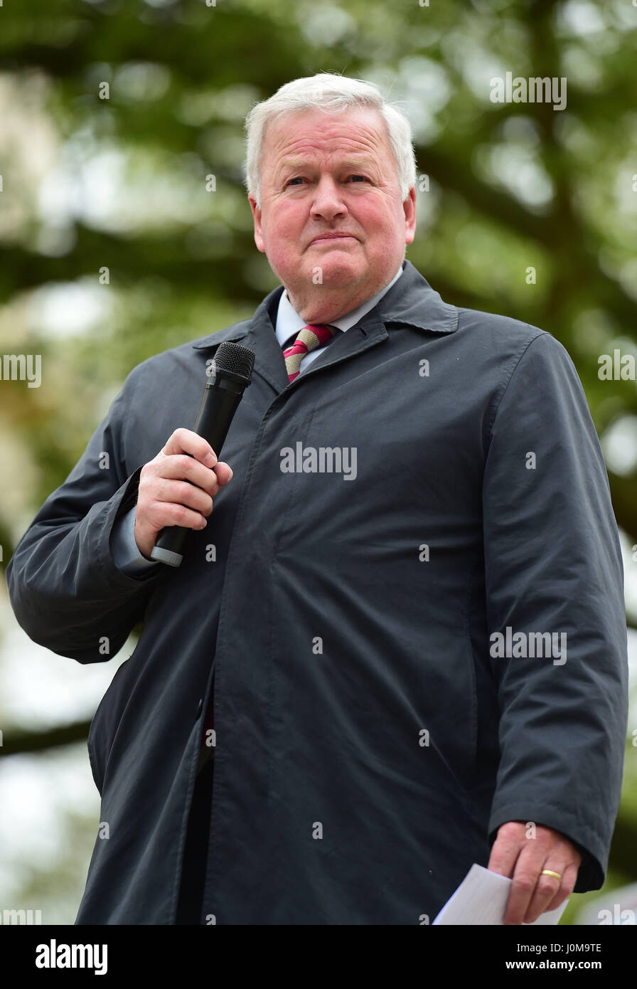 Colonel bob stewart speaking hi-res stock photography and images - Alamy
