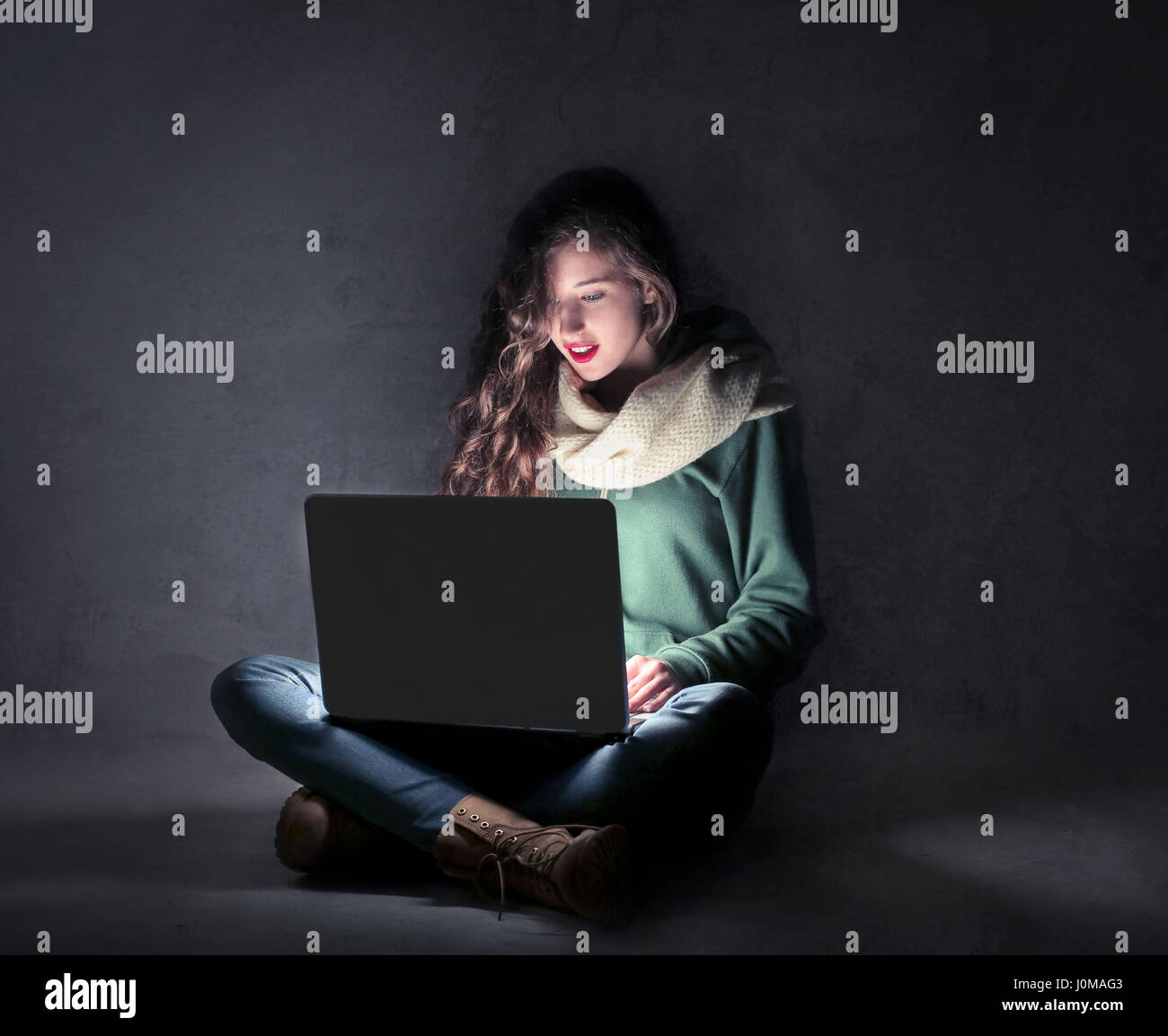 Girl laptop dark hi-res stock photography and images - Alamy