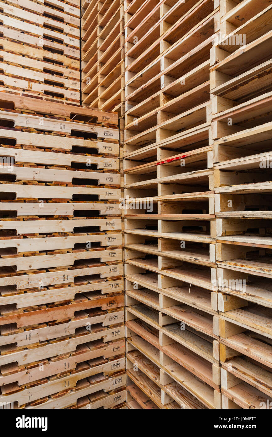 Stacks of newly manufactured wooden pallets Stock Photo - Alamy