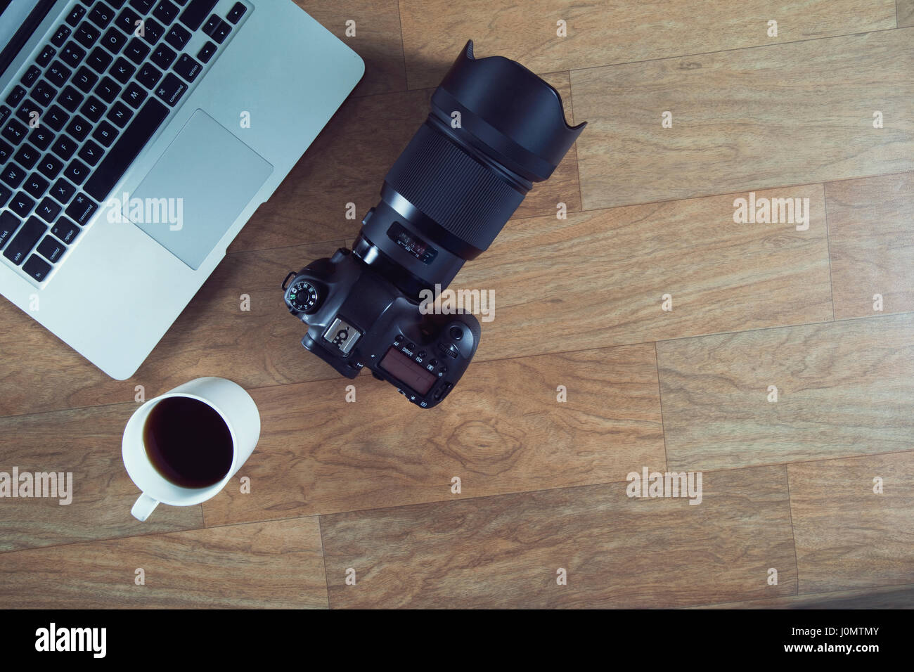 Camera dslr table hi-res stock photography and images - Alamy