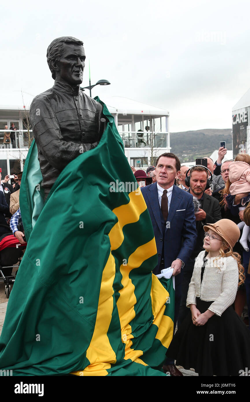Cheltenham day 1 - Sir A.P. McCoy unveils a statue of himself before ...