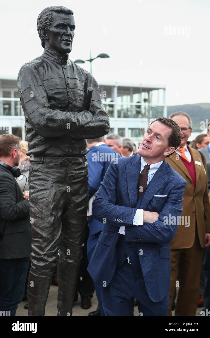 Cheltenham day 1 - Sir A.P. McCoy unveils a statue of himself before ...