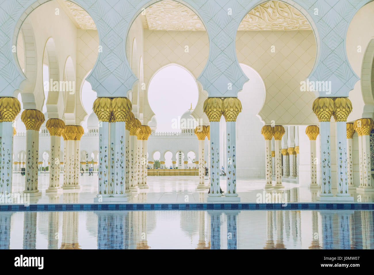 Arabic mosque construction in white marble hi-res stock photography and ...