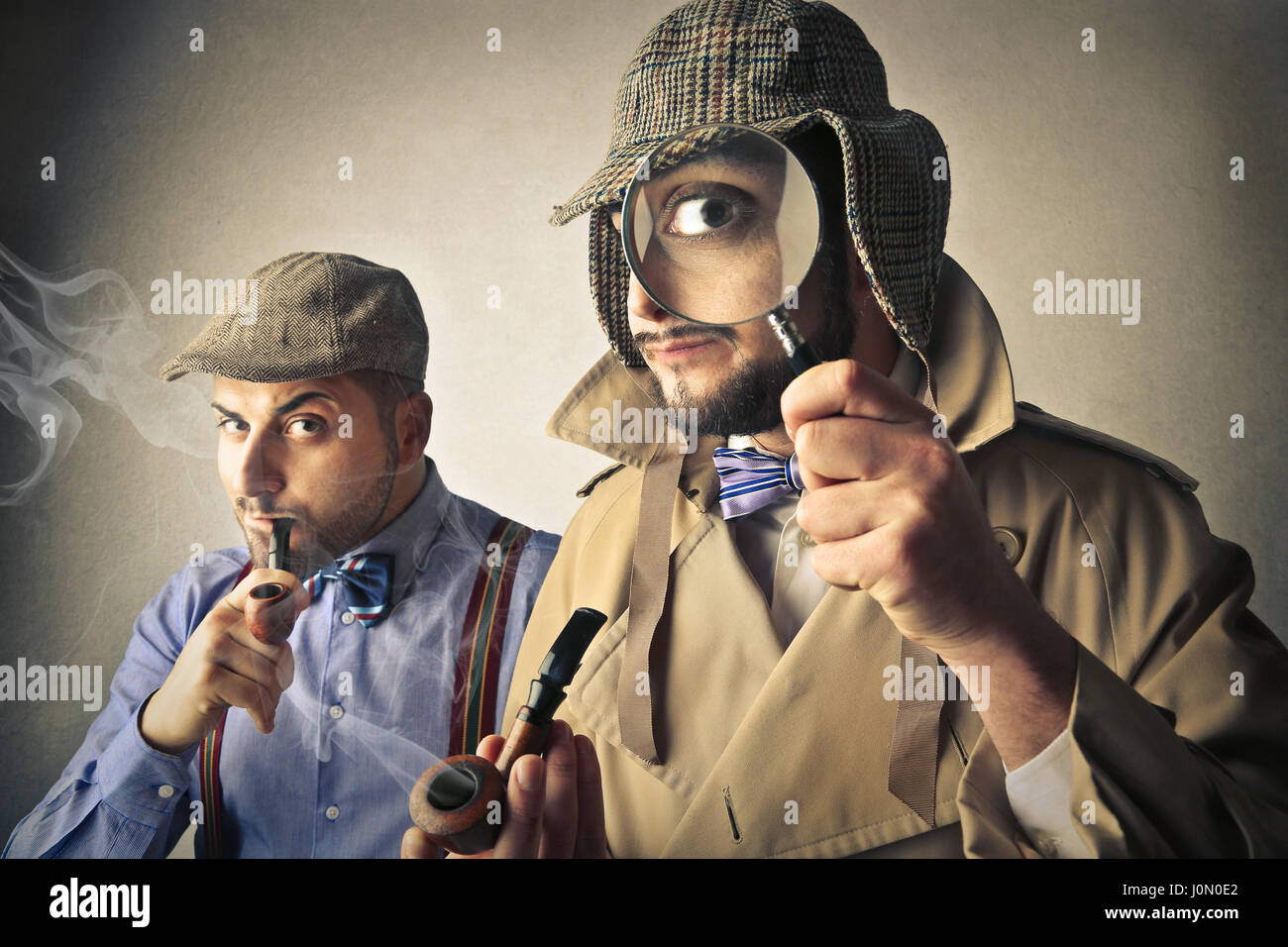 Detective magnifying glass pipe hi-res stock photography and images - Alamy