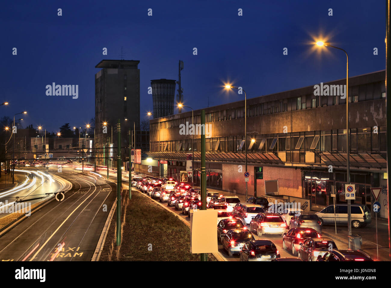 Cars traffic light queue hi-res stock photography and images - Alamy