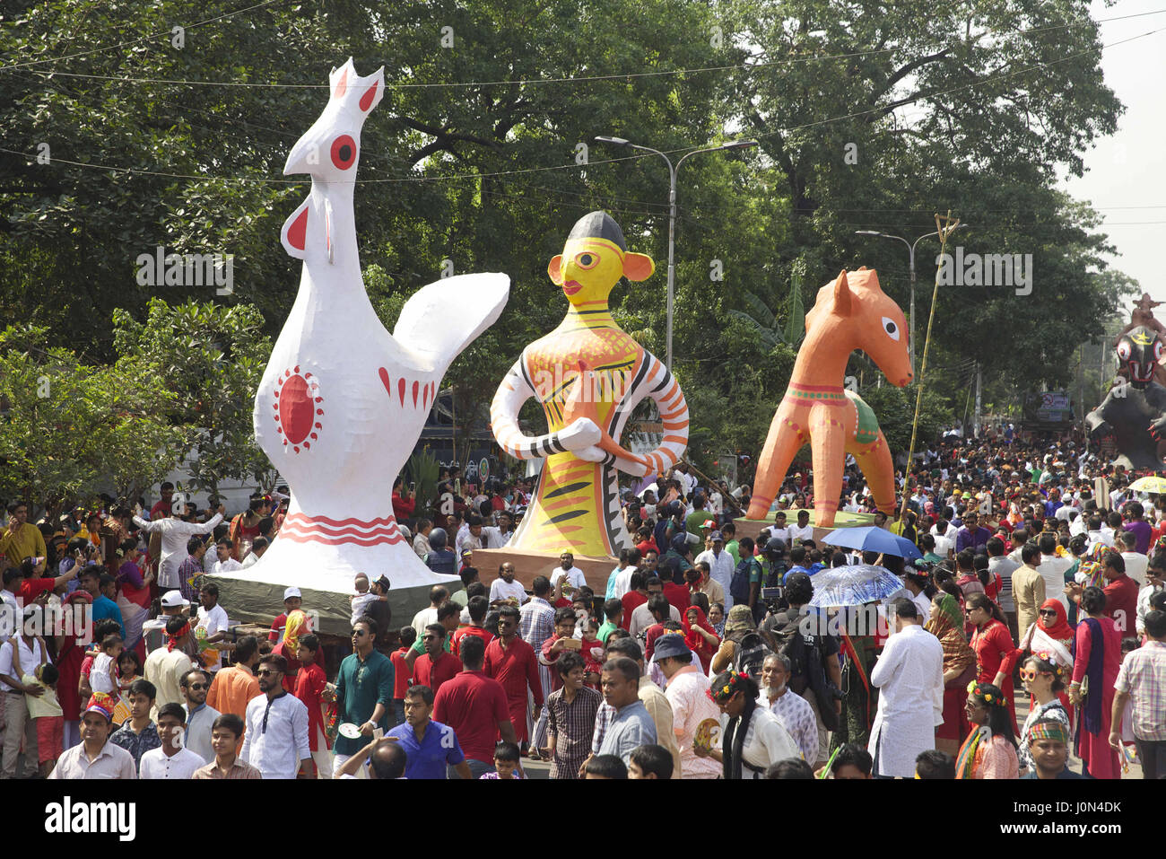Dhaka, Bangladesh. 14th Apr, 2017. People of all walks of life ...