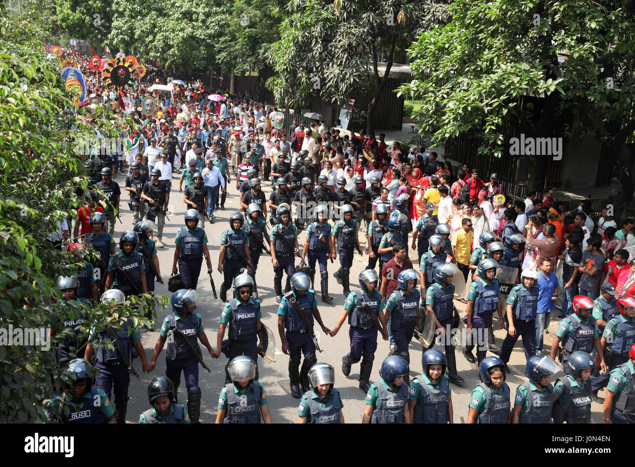 Dhaka, Bangladesh. 14th Apr, 2017. People of all walks of life ...