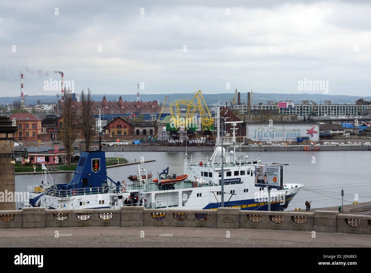 Szczecin, Poland. 08th Apr, 2017. The port area of Szczecin on the Oder ...