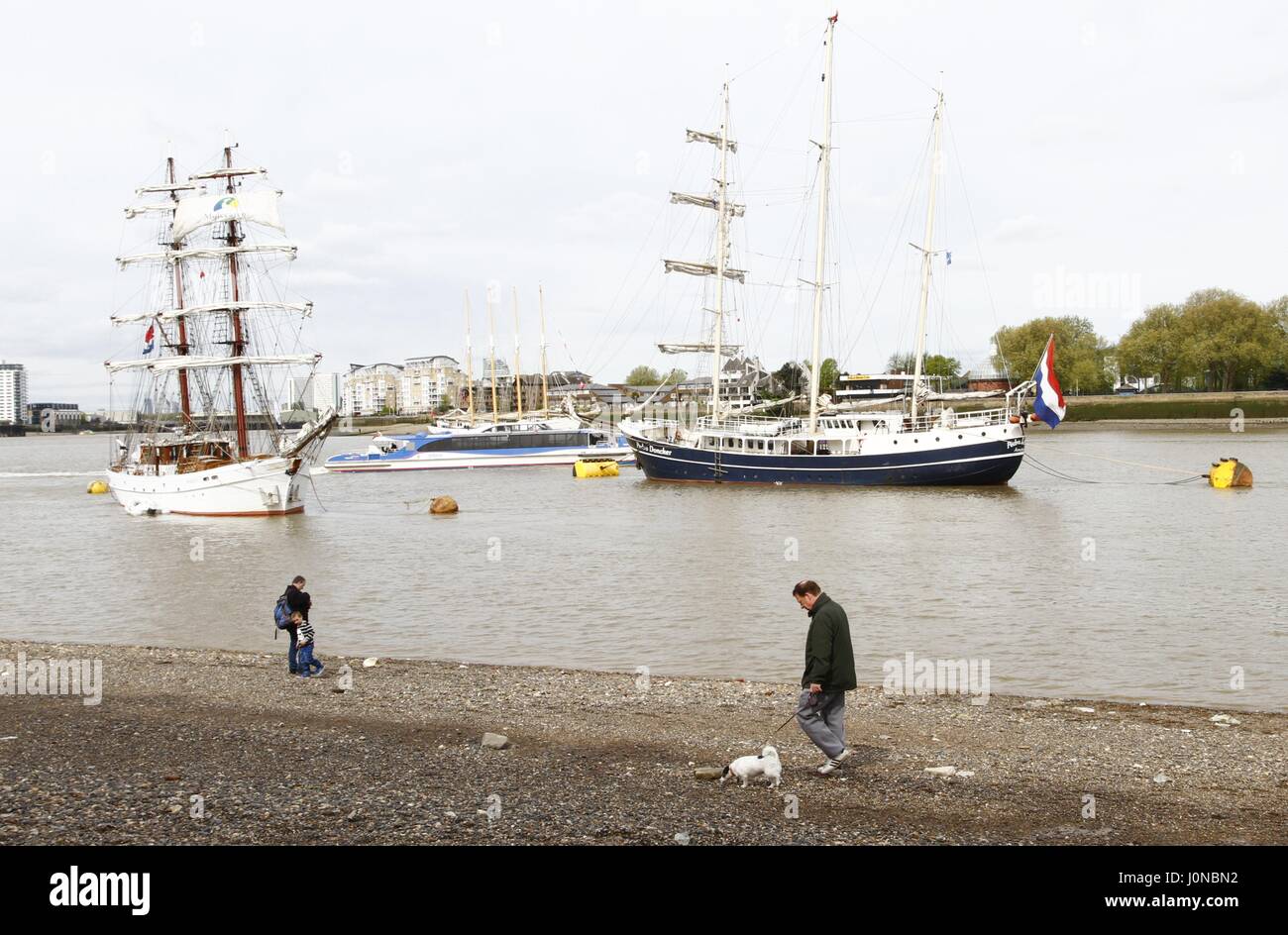London,UK.15th Apr 2017.UK weather. Despite a grey windy morning ...