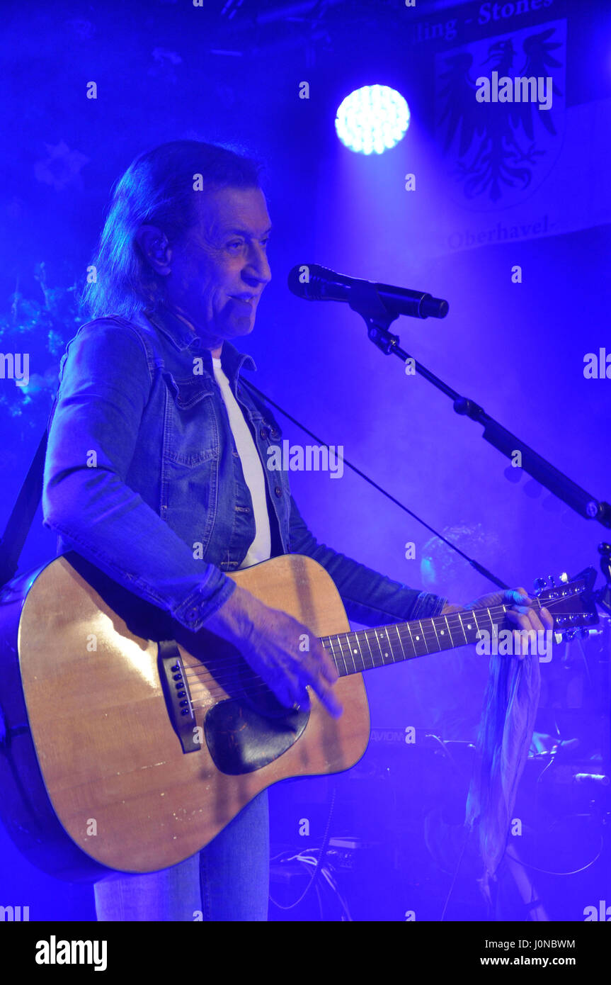 Luechow, Germany. 13th Apr, 2017. British singer/songwriter Albert ...