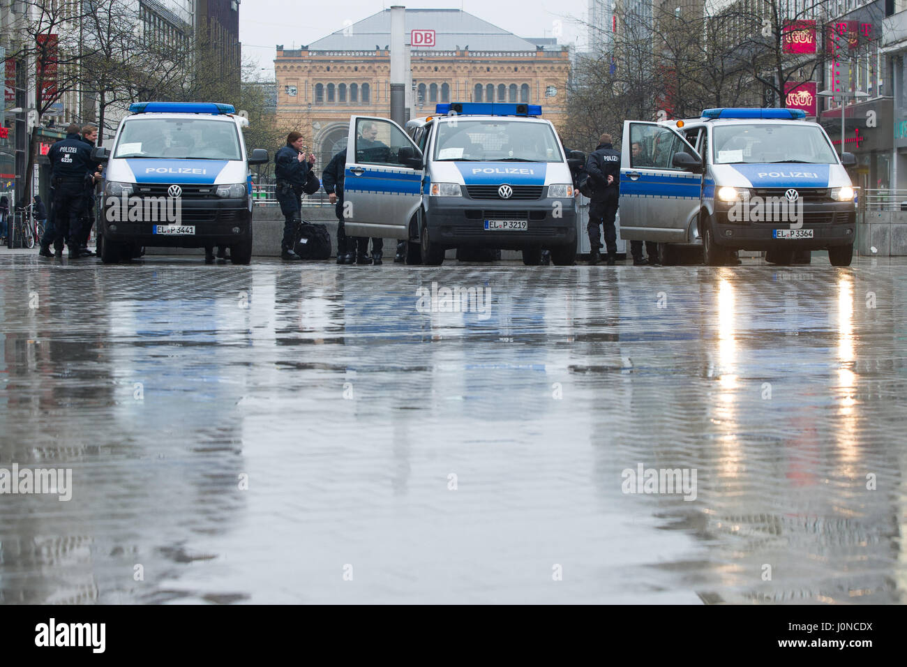 dpatop - Members of the German police prepare for their deployment in ...