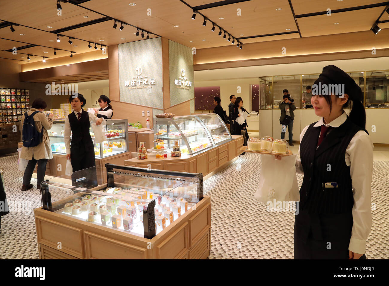 Tokyo, Japan. 14th Apr, 2017. A fruit shop of "Ginza Sembikiya" is ...