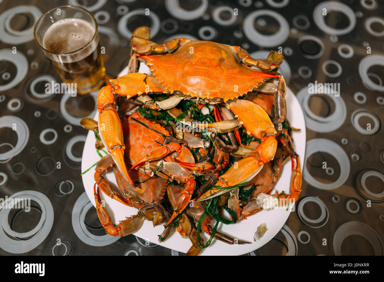 Mount cooked blue crabs in a bowl on a table with beer Stock Photo - Alamy