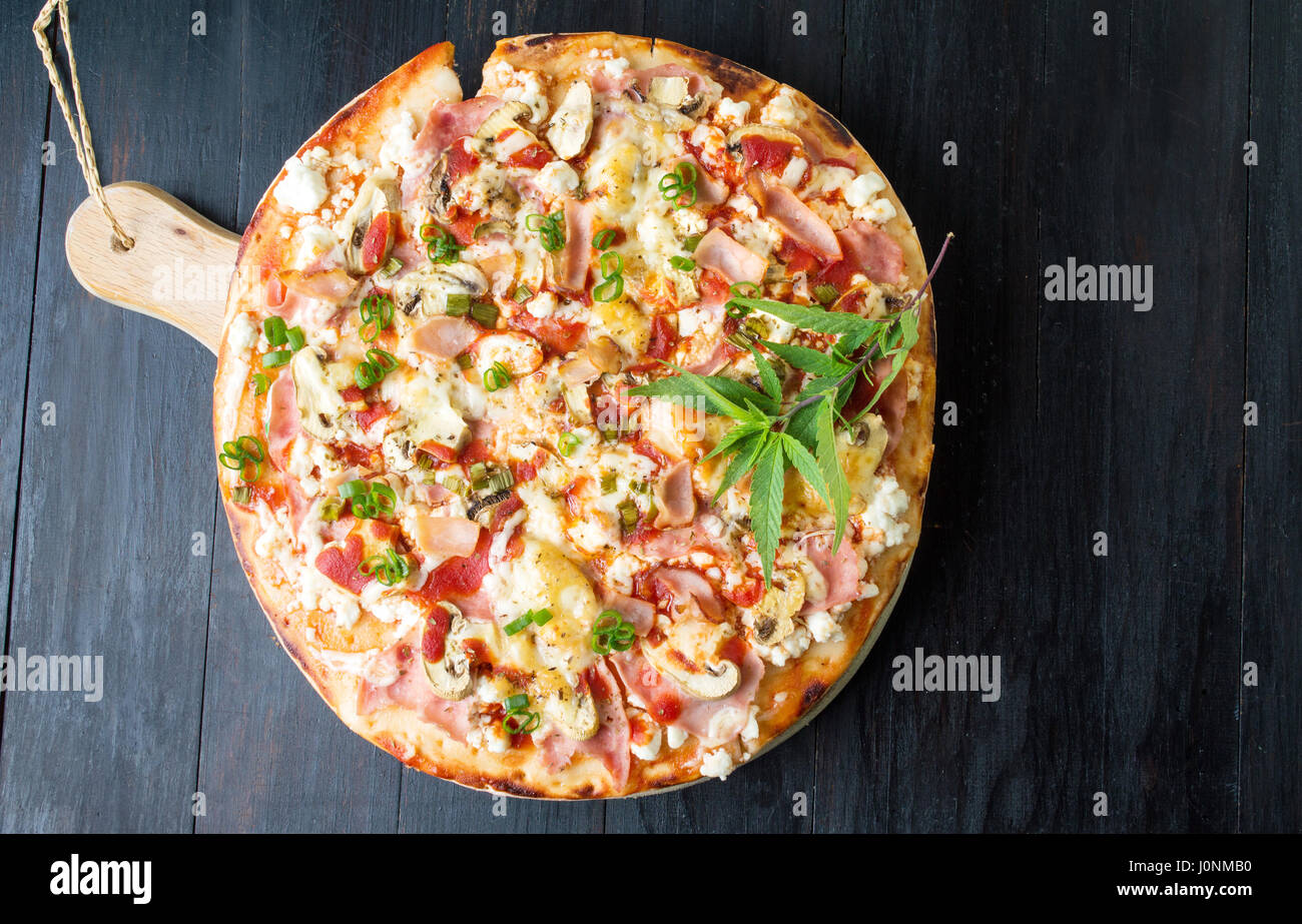 Happy pizza restaurant hi-res stock photography and images - Alamy