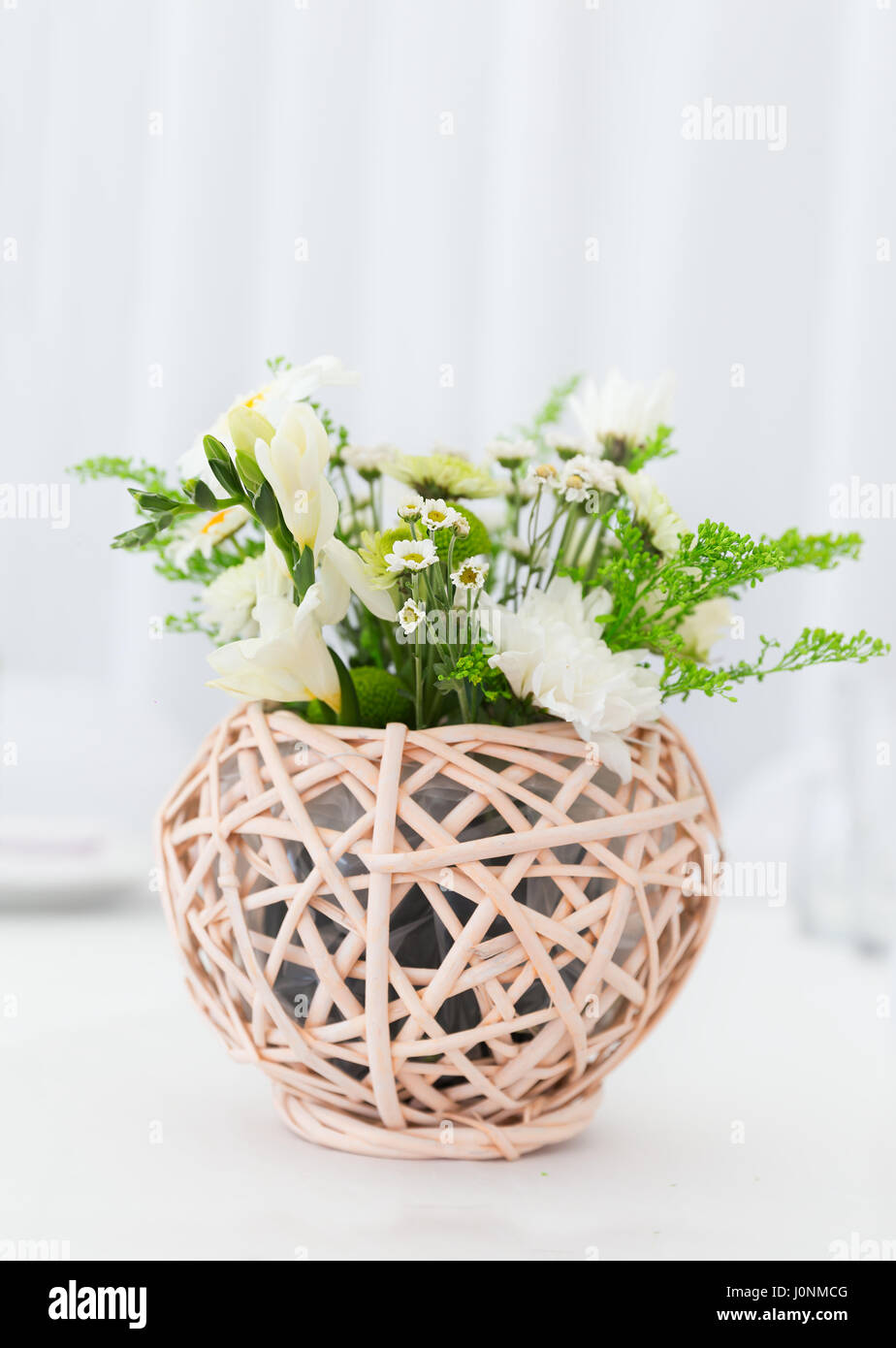 daisy flower bouquet Stock Photo - Alamy