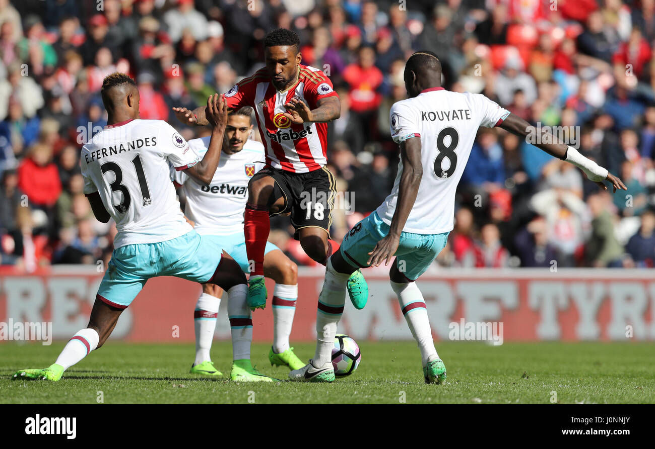 Sunderland's Jermain Defoe (centre) takes on West Ham United's ...